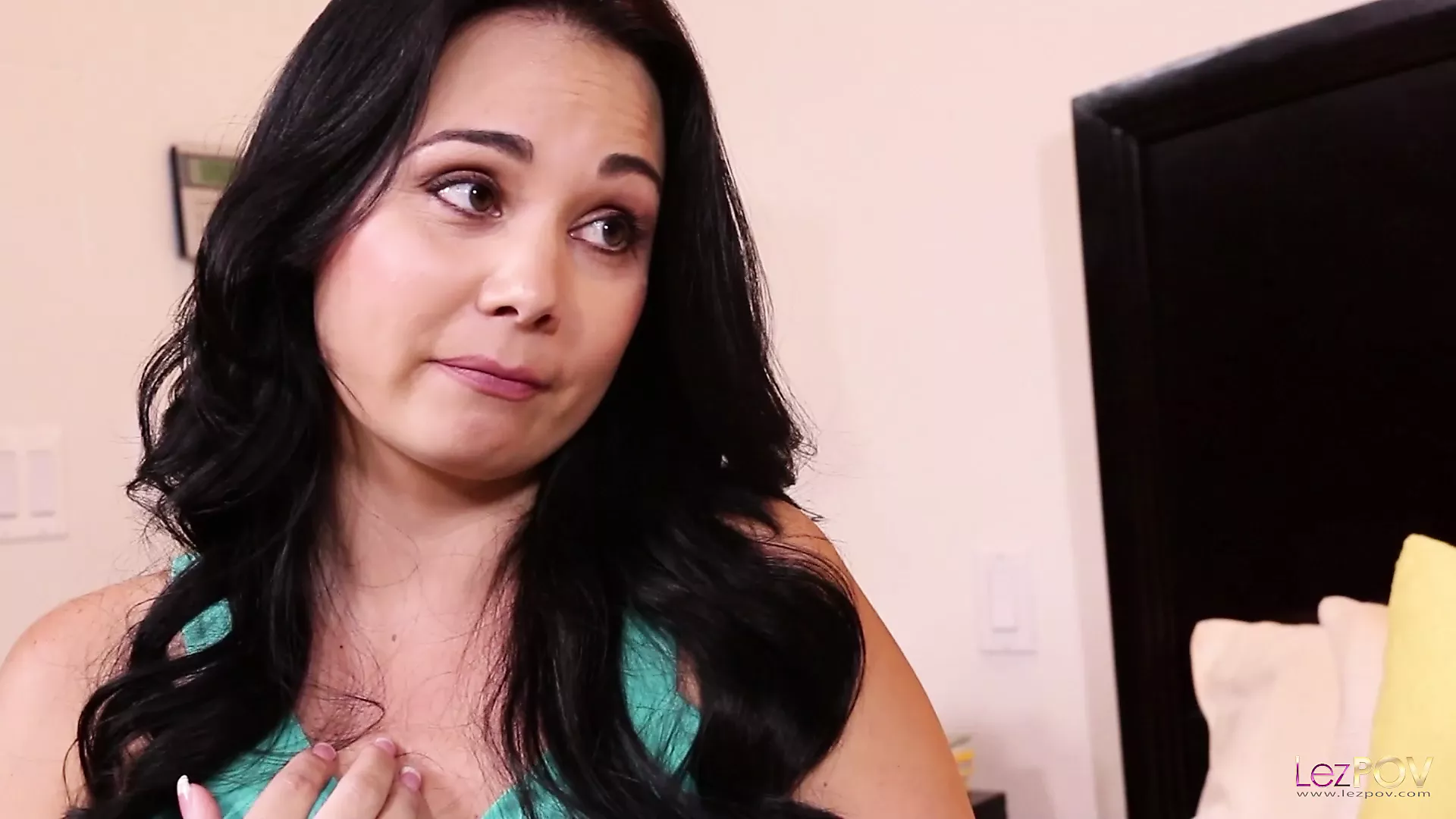 Une lesbienne brune mature montre du plaisir à une adolescente rousse avec des tatouages en ...