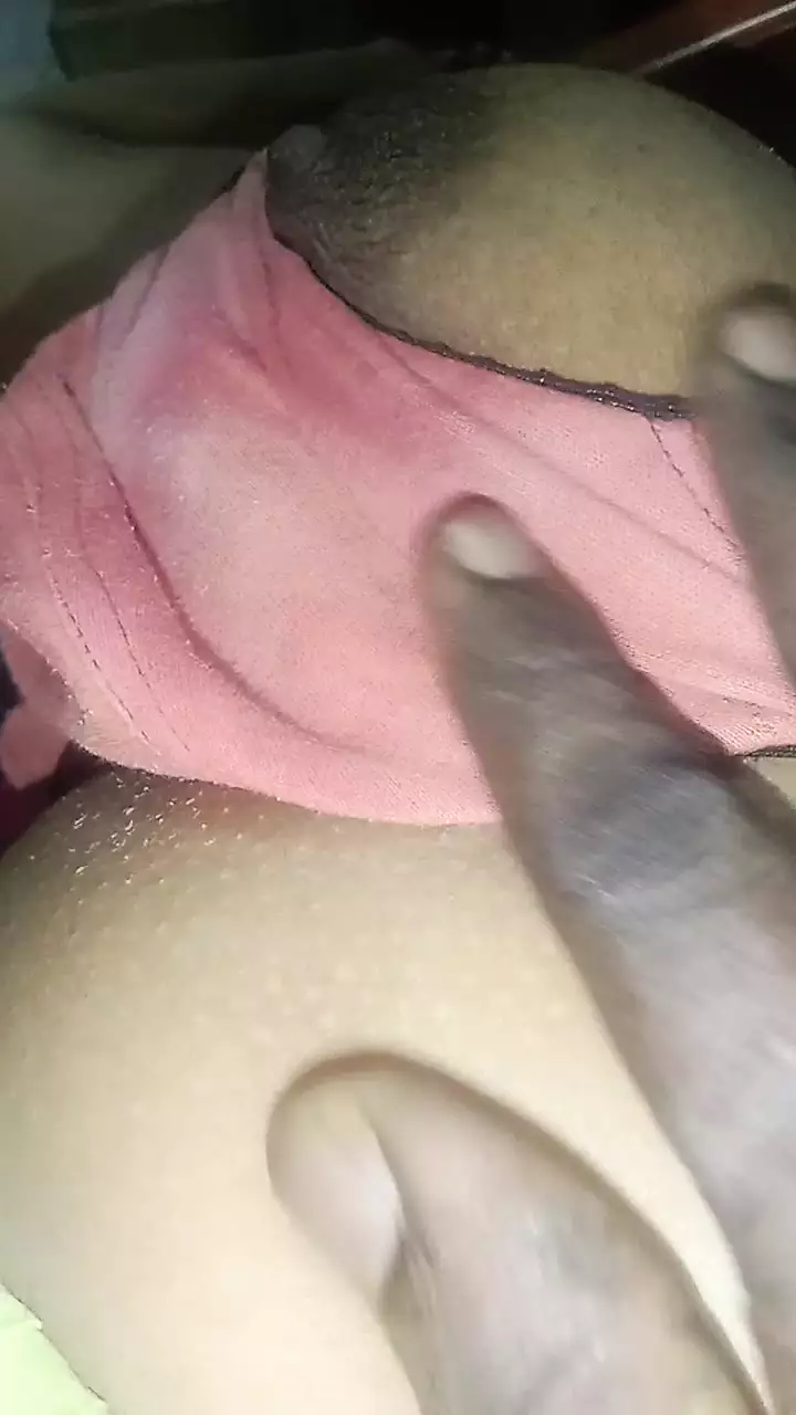 泰米尔乌玛张开她热辣的阴户，丈夫看着远离他的手指，液体从中流出 第2部分 Xhamster 0993