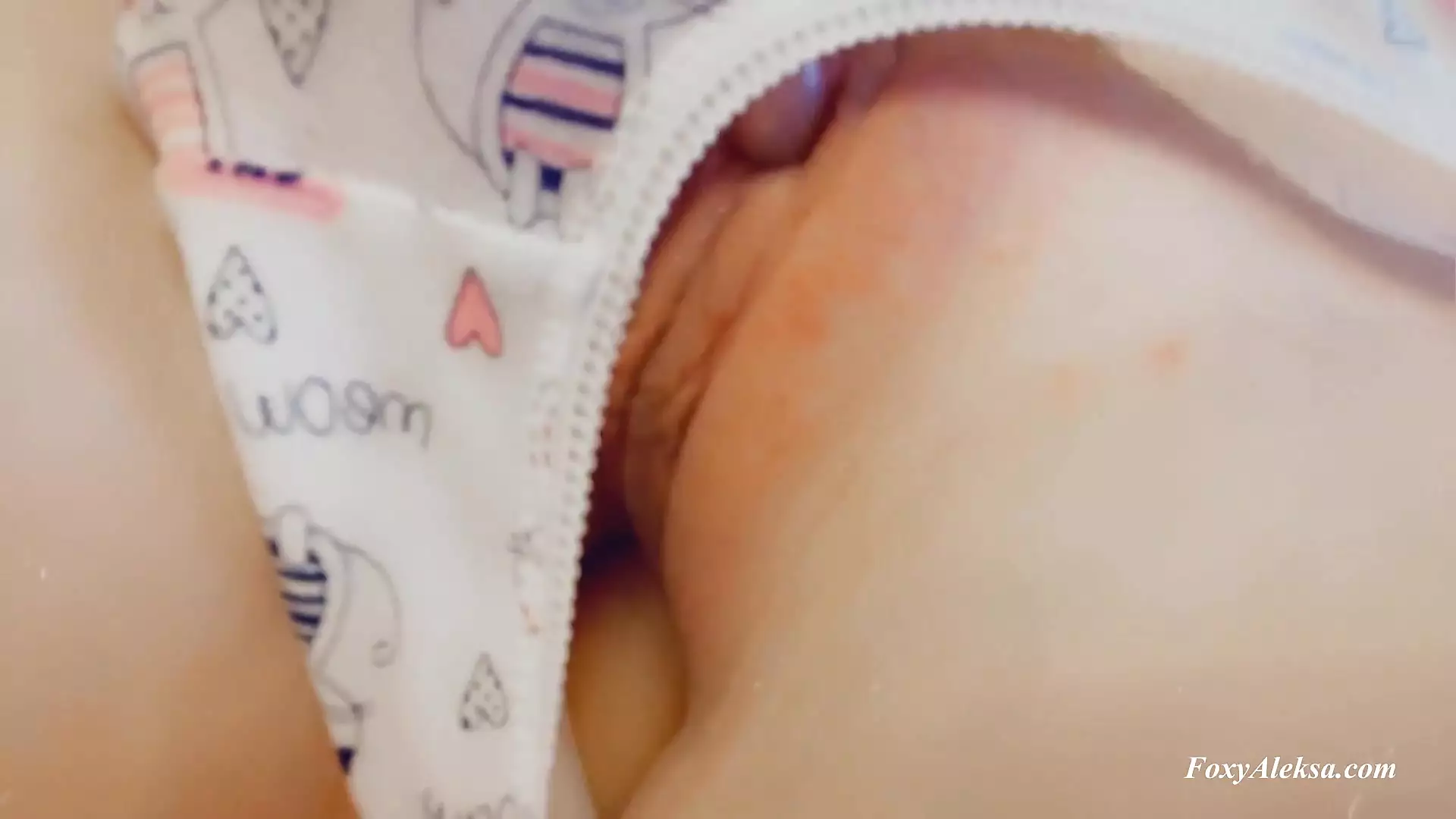 Pequena buceta da menina fluindo em um pau Buceta molhada fode delicadamente sob a calcinha ...