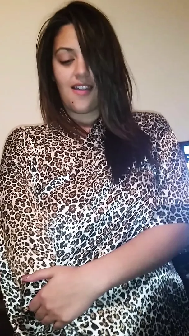 Dicke Araberin mit riesigen schlaffen Titten spreizt ihr Arschloch im Büro | xHamster