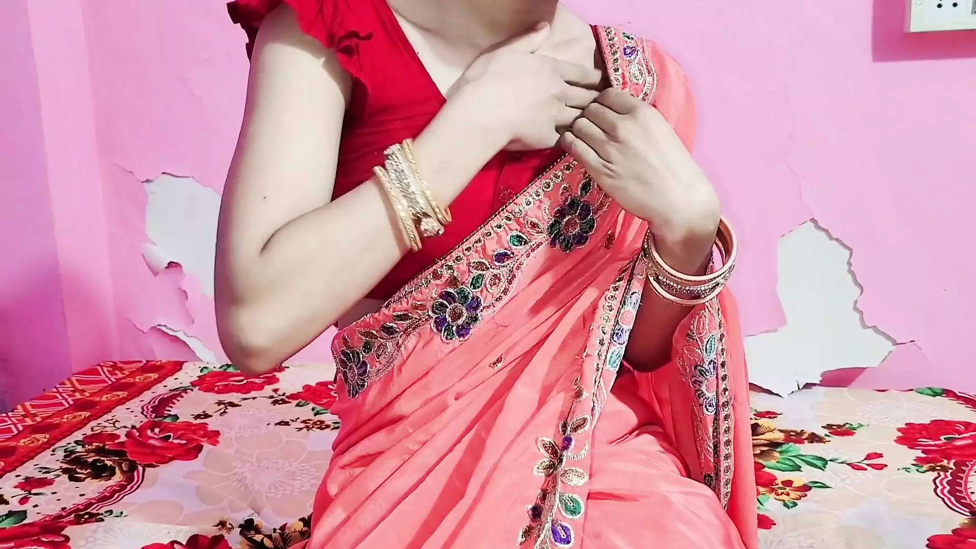 Red Saree Me Kiya Kamal Lag Rehi Bhabhi Ko Kone Me Lake Choda Xhamster 1410