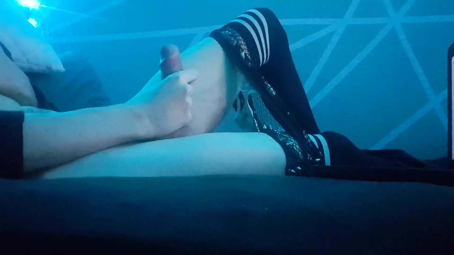 Une Femboy fatiguée se branle avant de se coucher | xHamster