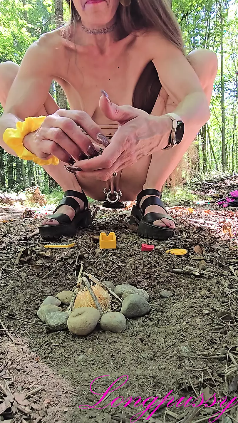 Longpussy, Feuer mit Spark, nackt im Wald mit einem großen Buttplug, langen Beinen, winzigen ...