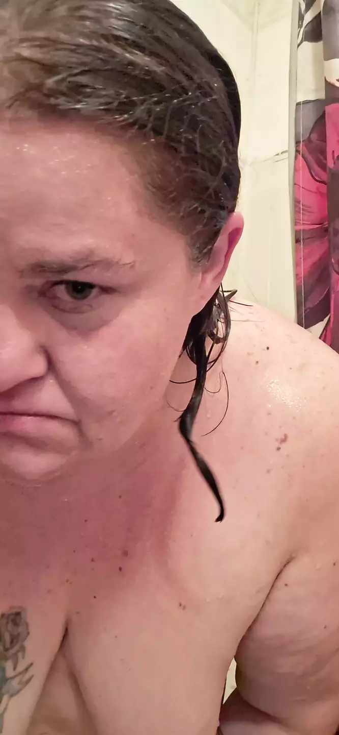 热辣熟女 Bbw 妻子在淋浴时玩耍 Xhamster