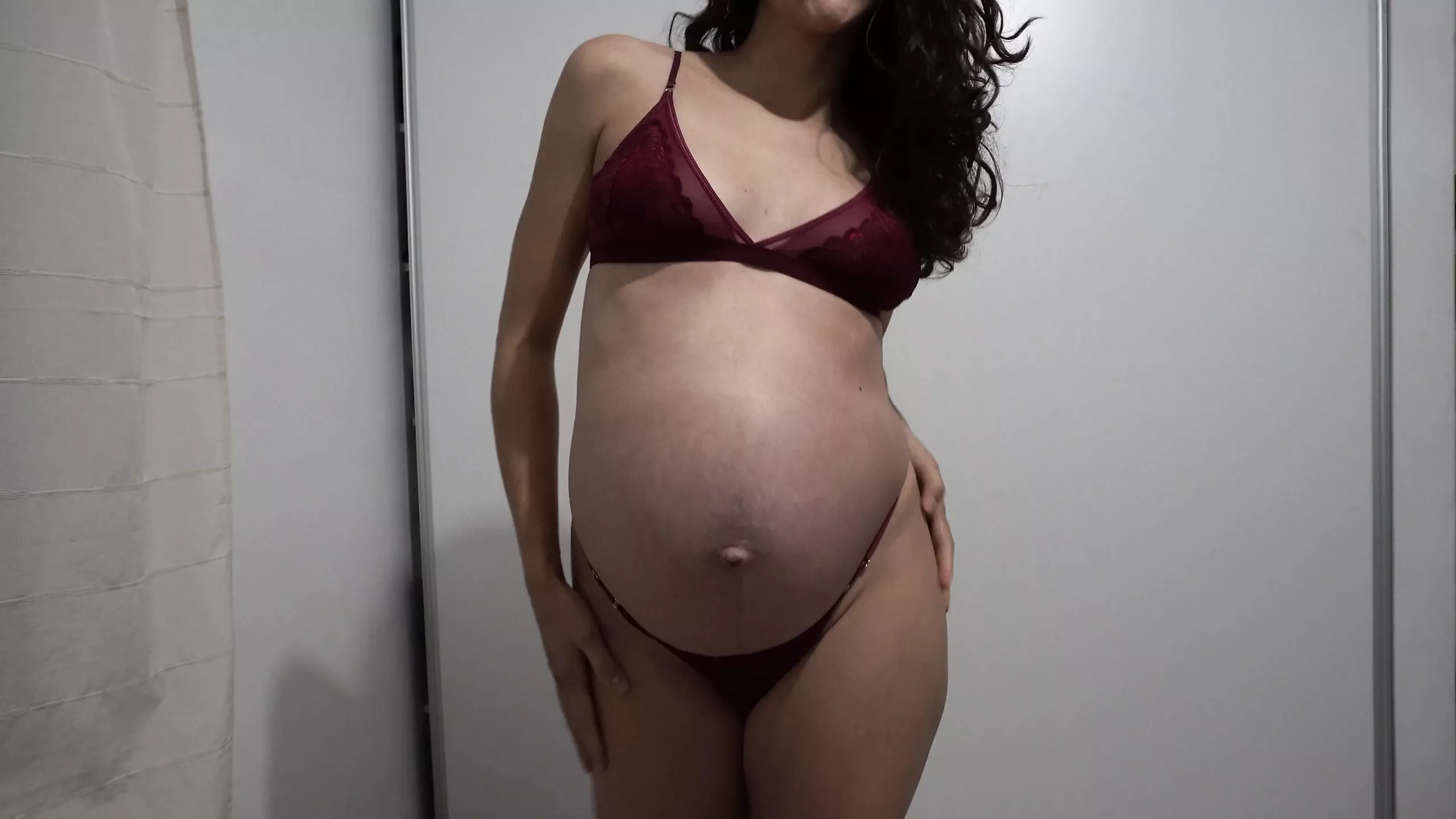 Une MILF latina enceinte essaye de la lingerie sexy | xHamster