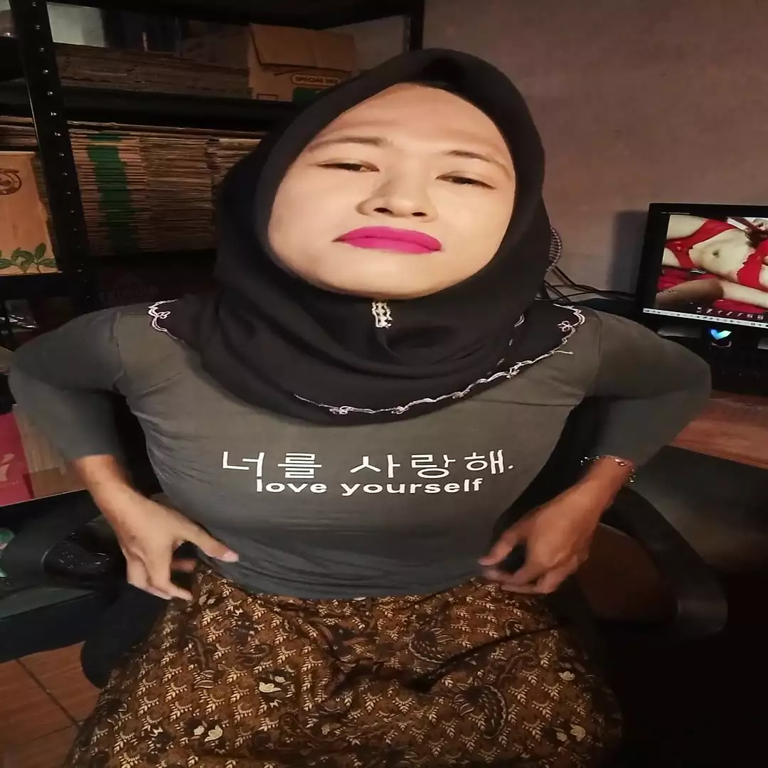 Cette Trans Vêtue Dun Hijab Aime La Masturbation Jusquà Ce Quelle