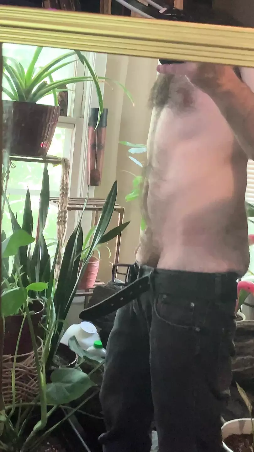 Bugil sambil pamer tubuh pucatku yang berbulu, lalu ngocok kontol besarku yang belum dipotong ...