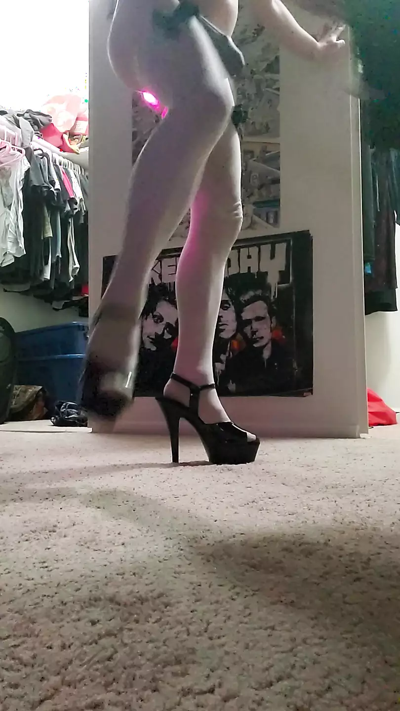 Sissy-zimmermädchen zündet buttplug an | xHamster