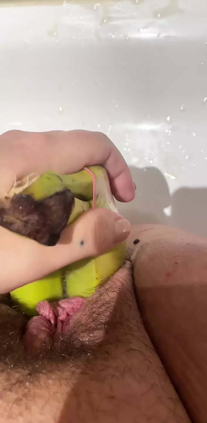 gorda buceta peluda é fodida com bananas | xHamster