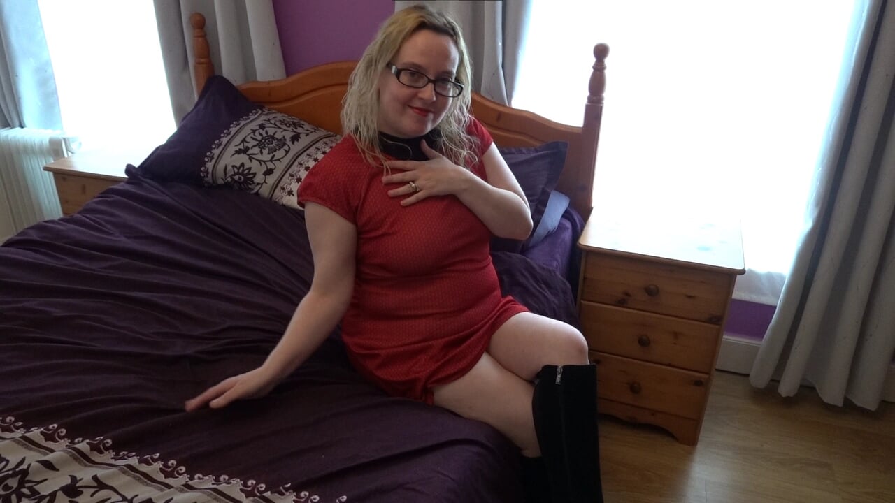 Star Trek Ensign Haley穿着性感的膝盖靴子玩弄阴户 Xhamster 3217