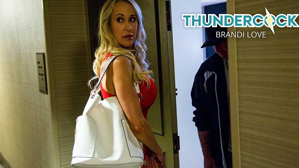 รุ่นแม่น่าเย็ดเย้ายวน Brandi Love กระแทกกับสายฟ้าด้วยเหตุผลที่ถูกต้อง
