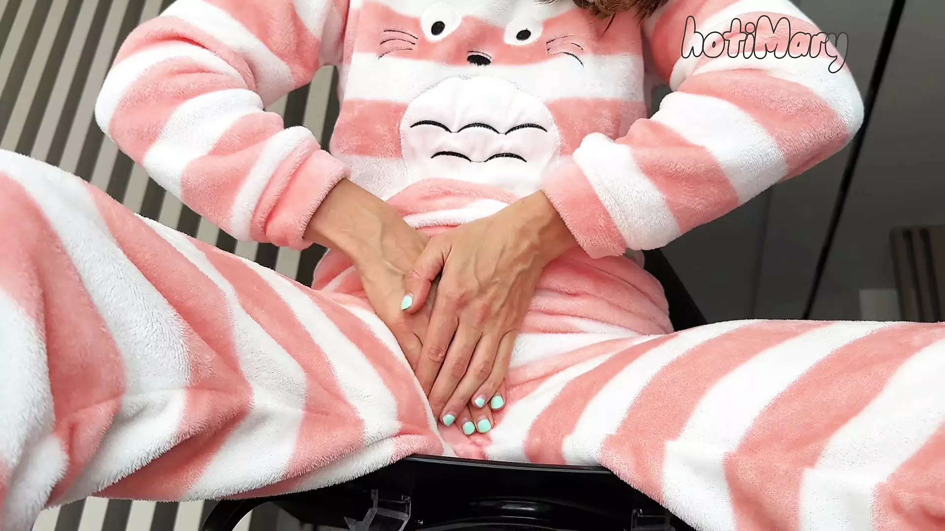 geiles-schulm-dchen-im-schlafanzug-mit-kleinen-titten-masturbiert