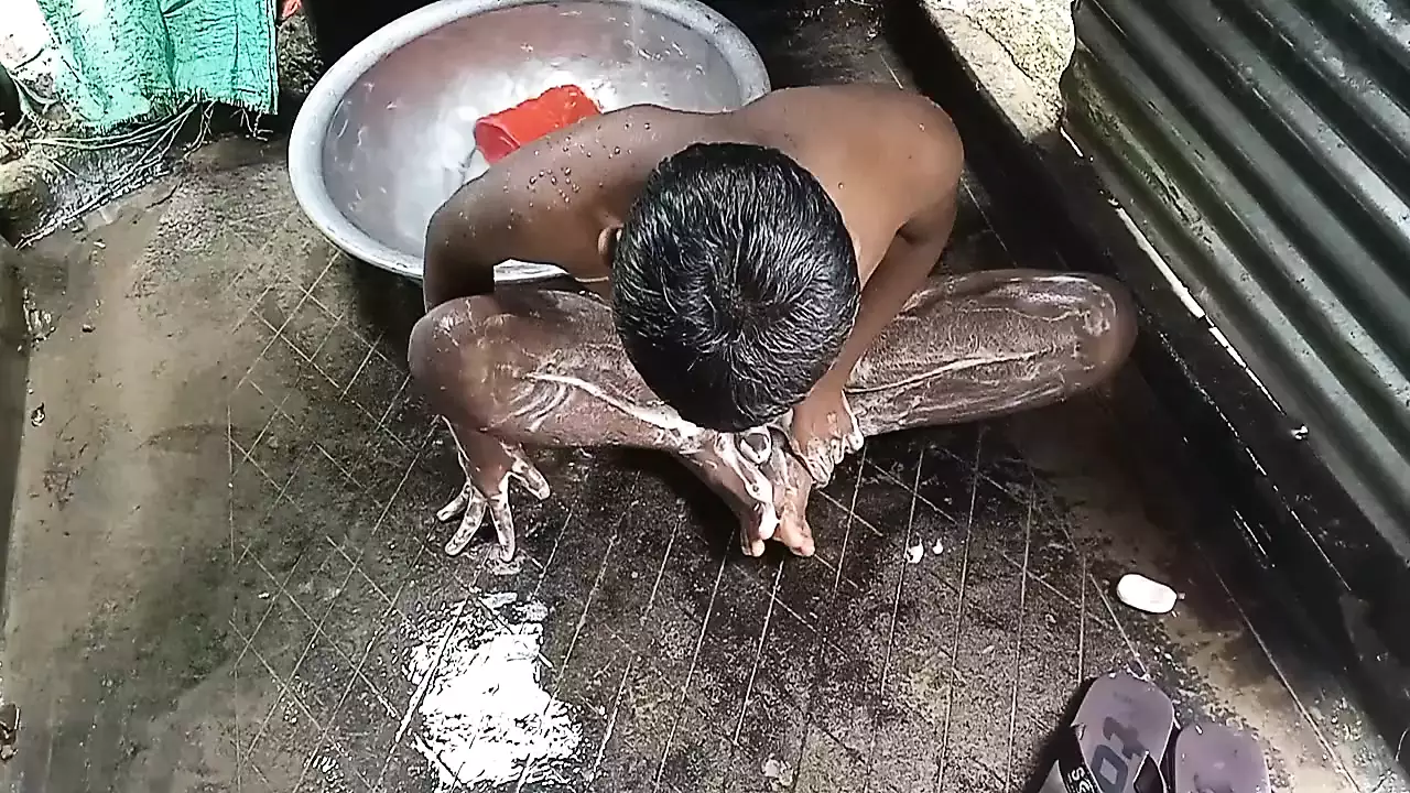 Lelaki Muda Mengongkek Lelaki Tua Lelaki Dikongkek Di Hadapan