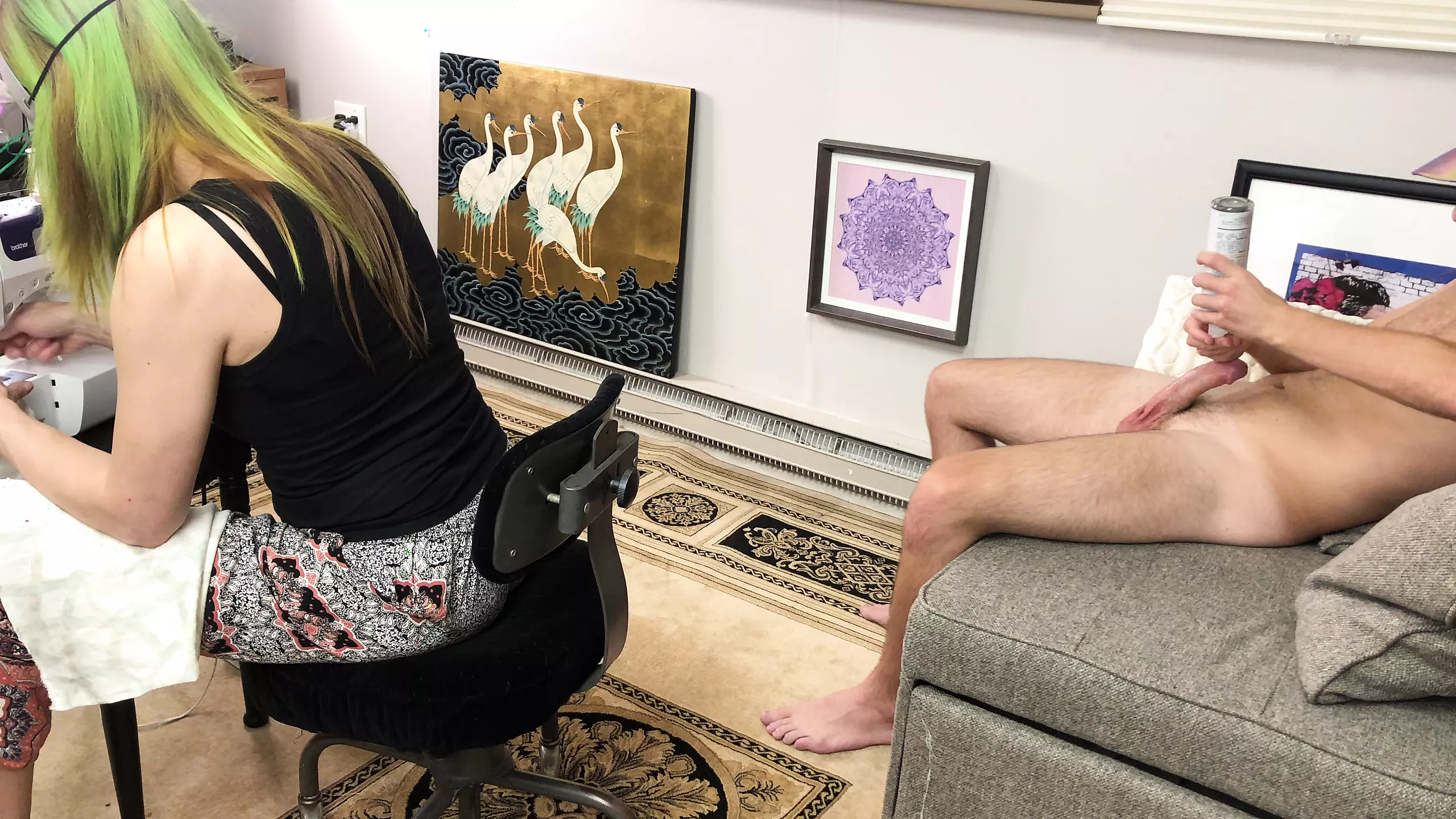 Un voyeur se branle devant une femme dans le dos | xHamster