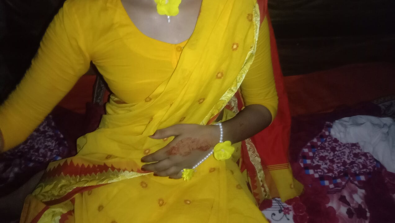 नवविवाहित जोड़ों की पहली रात की सेक्स कहानी। पत्नी का आनंद ले रहे जुनूनी प्यार के साथ पति के साथ