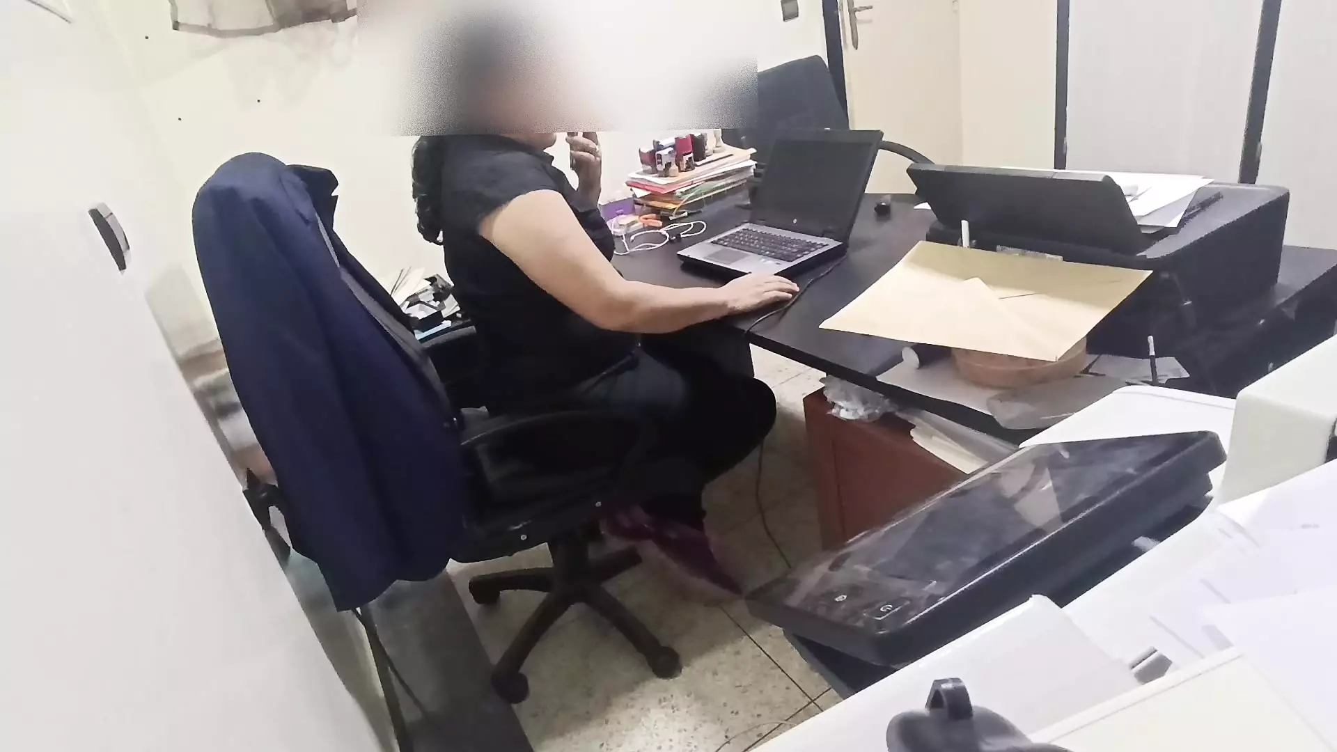 Я наказав доставити їжу в мій офіс на роботі і курєр так сильно схопив мене що мій стіл