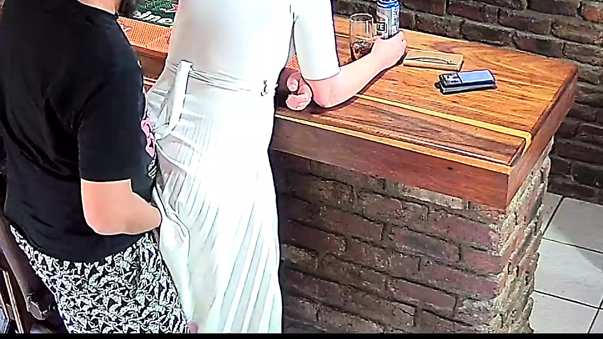 J’ai surpris ma femme en train de tromper avec le poolguy | xHamster