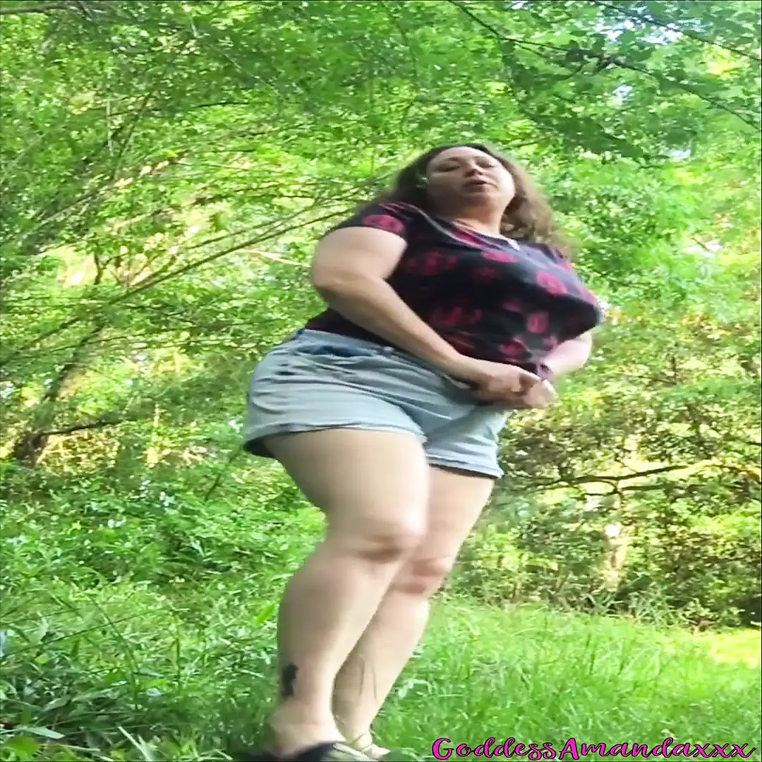 Bbw Oma Mit Fettem Arsch Pisst Draußen Xhamster