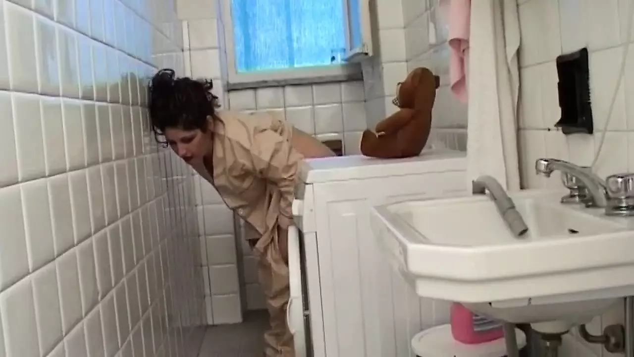 性感的家庭主妇在淋浴时自慰，因为她很惊讶并被邀请与一个大鸡巴进行狂野性爱 Xhamster 9337